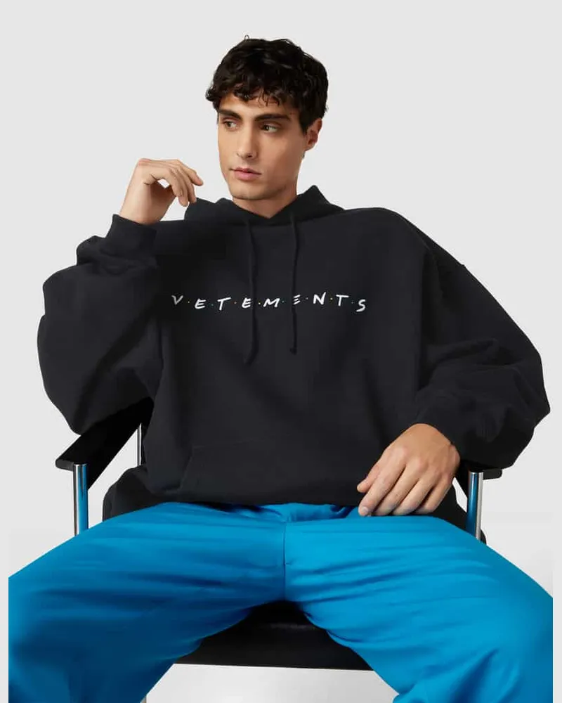 VETEMENTS Oversized Hoodie mit Label-Print Black Bekleidung VETEMENTS Oversized Hoodie mit Label-Print Black Bekleidung